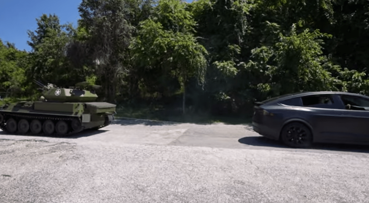 Tesla влаштувала перетягування канату з танком: результат прогнозований